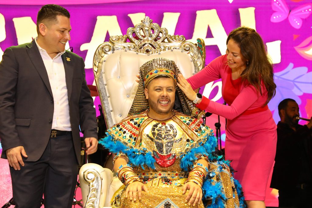 Corona Milena Quiroga al Rey de la Alegría y Reina de la Juventud del ...